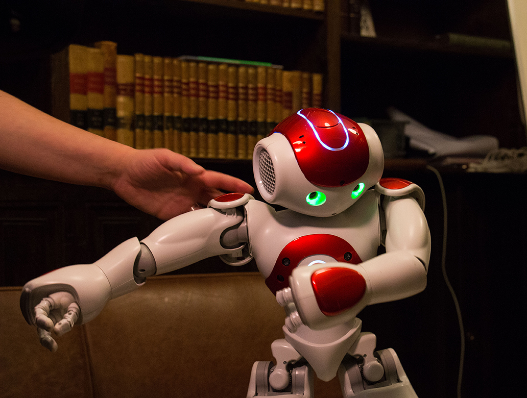 Elias-robotti opettaa 20 eri kieltä ja vetää välillä taukojumpan tai ...