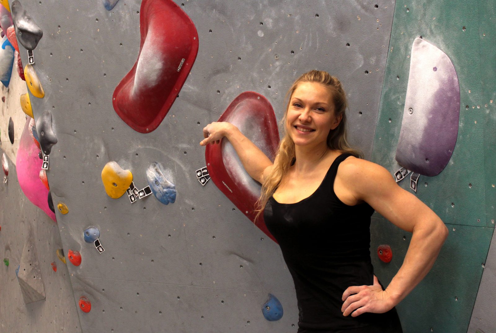 Boulderkiipeilijä haastaa itseään värikkäillä seinillä ...